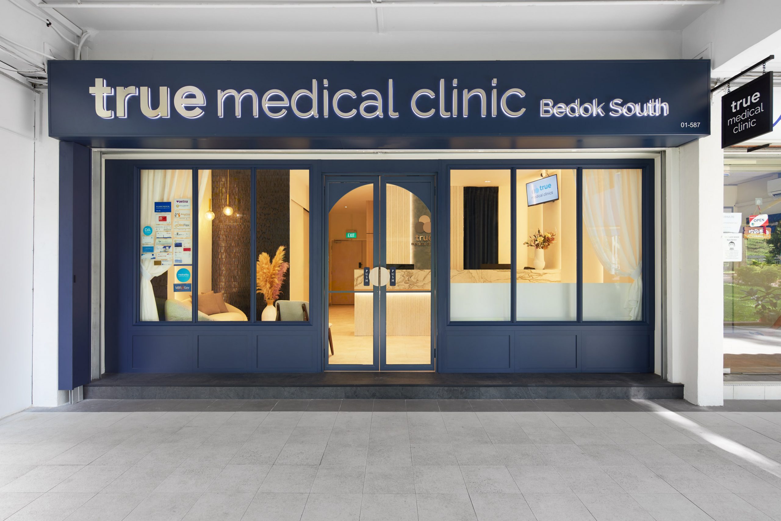 Clinic – Black N White Haus